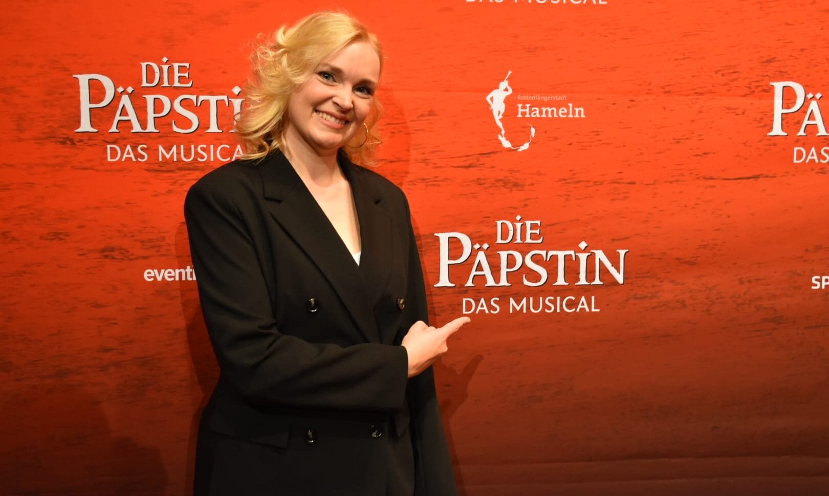 Verena Mackenberg spricht exklusiv bei"Päpstin"-Premiere in Hameln über ...
