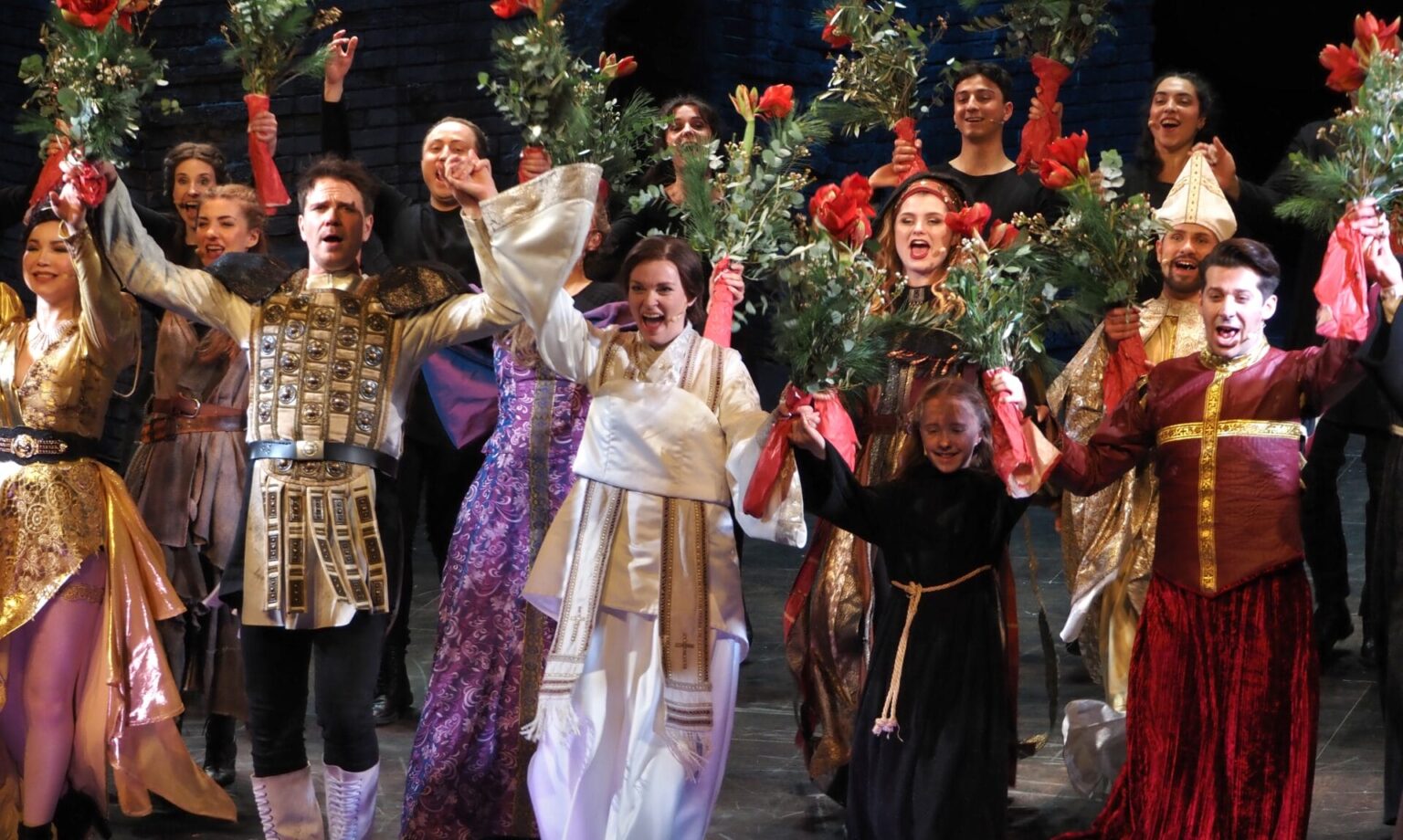 Neuinszenierung von "Die Päpstin": Überragende Premiere in Hameln mit ...